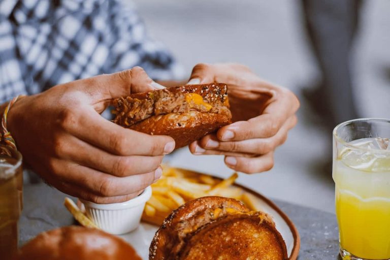 9 Sandwich Eating Etiquette - Excellentetiquette