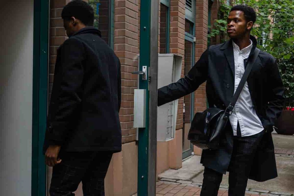 Opening A Door For Someone: 12 Do's and Don'ts