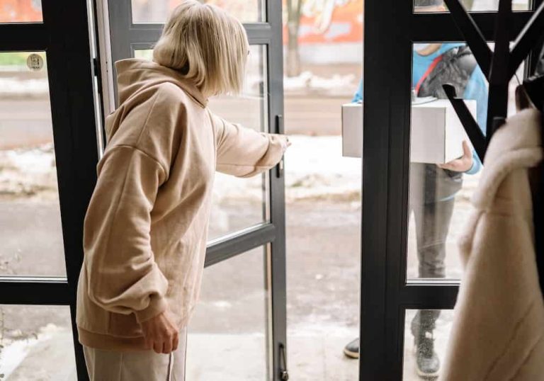 Opening A Door For Someone: 12 Do's and Don'ts