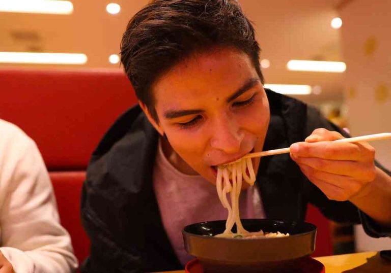 Chopstick Etiquette: 8 Golden Rules - Excellentetiquette